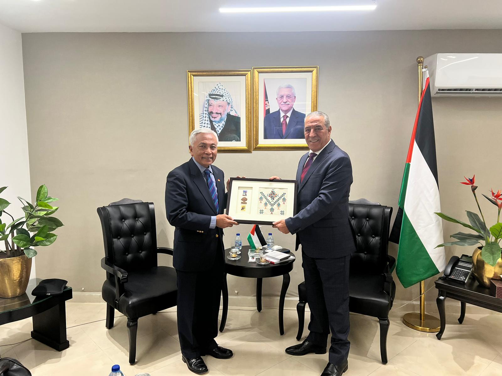 Al-Sheikh met Singapore’s representative to the PA - VP Hussein Al ...